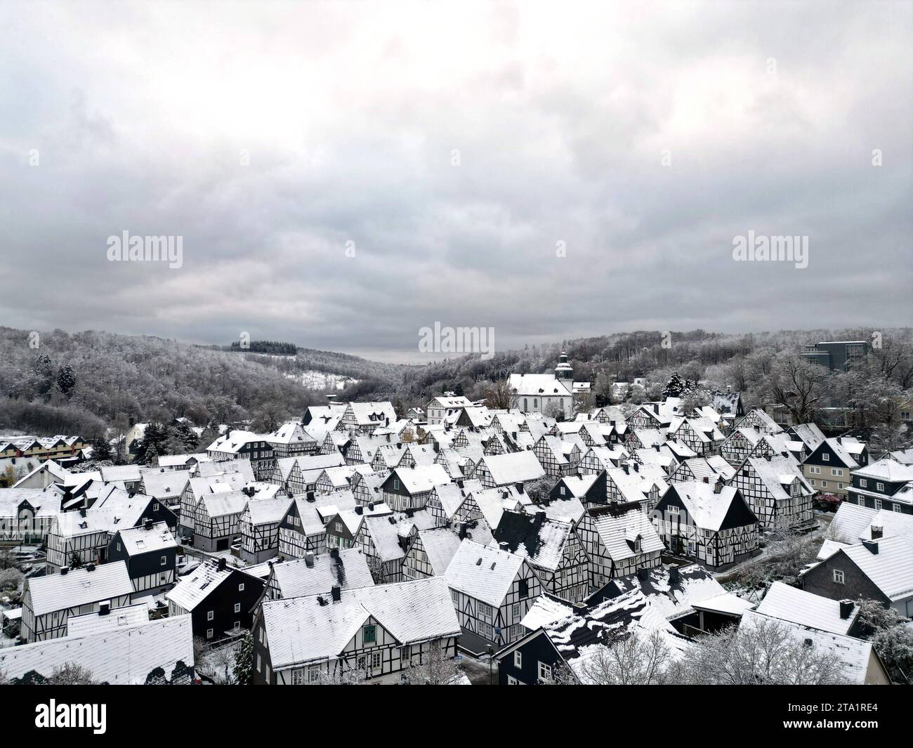 Luftaufnahme. Wintereinbruch im Siegerland. Die mit Schnee bedeckte ...