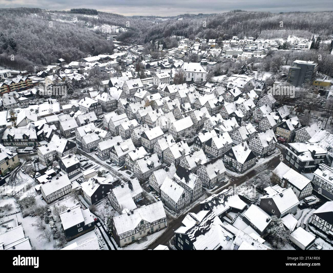 Luftaufnahme. Wintereinbruch im Siegerland. Die mit Schnee bedeckte ...