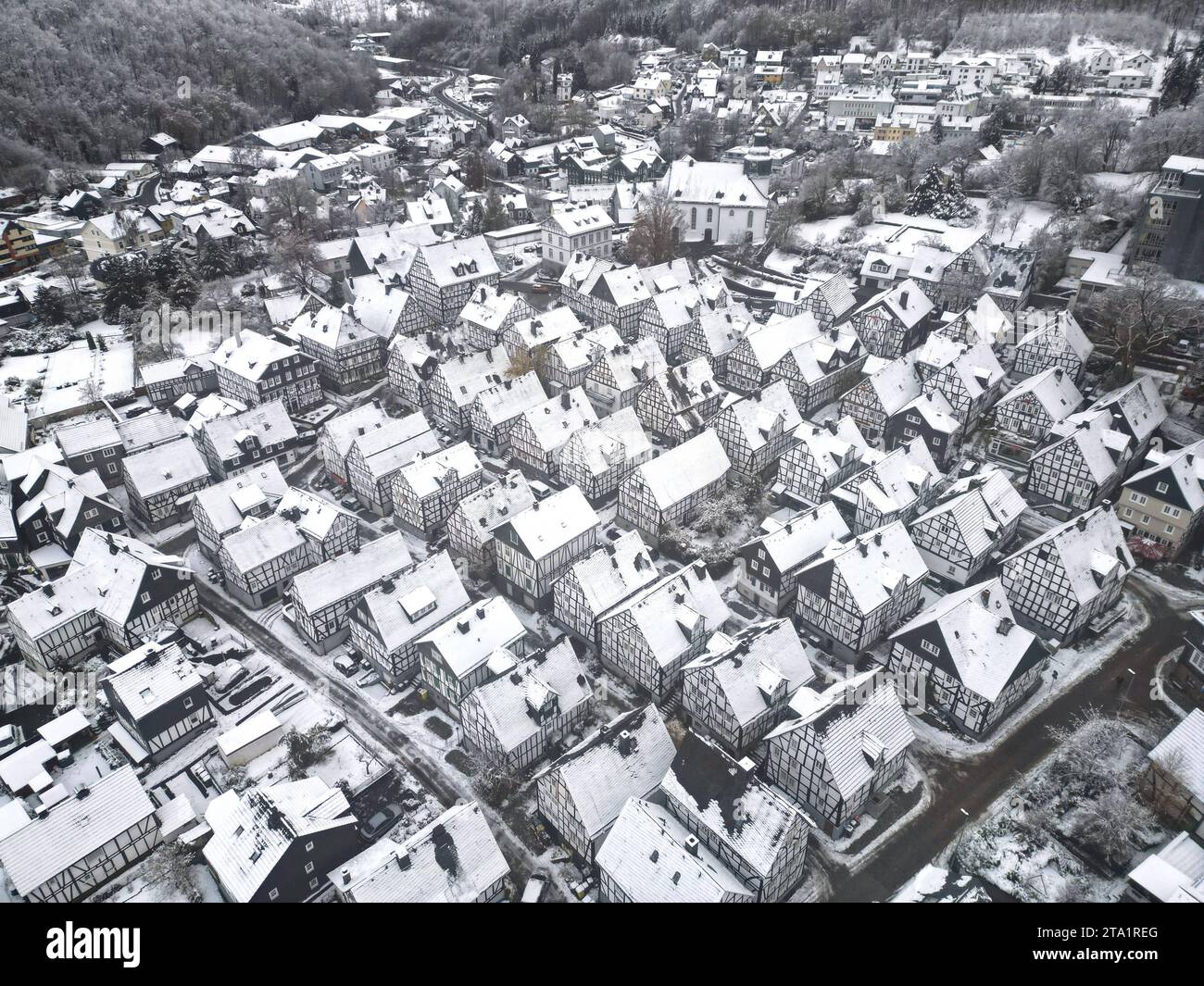 Luftaufnahme. Wintereinbruch im Siegerland. Die mit Schnee bedeckte ...