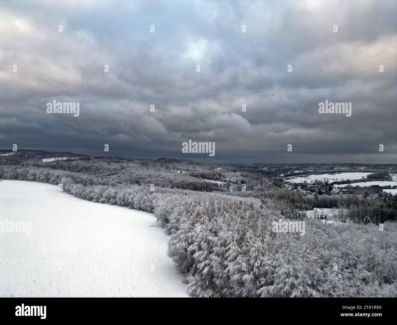 Luftaufnahme. Wintereinbruch im Siegerland. Blickrichtung Freudenberg ...