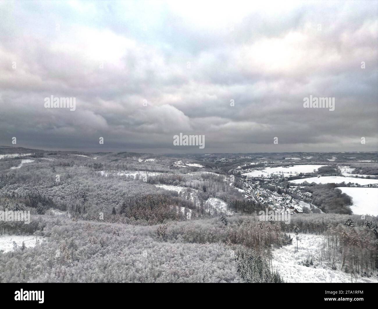 Luftaufnahme. Wintereinbruch im Siegerland. Blickrichtung Freudenberg ...