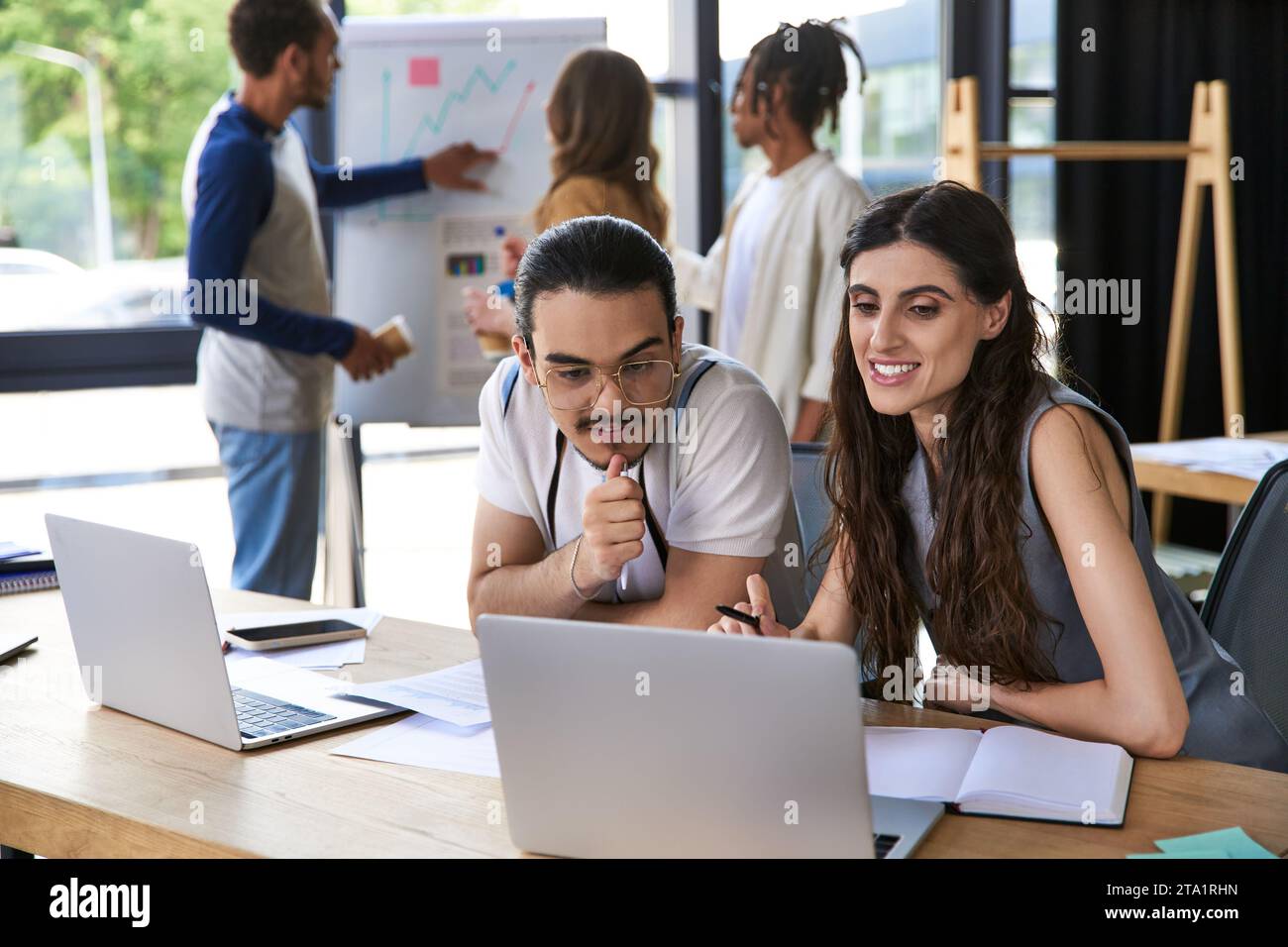 Team looking at growth chart hi-res stock photography and images - Alamy
