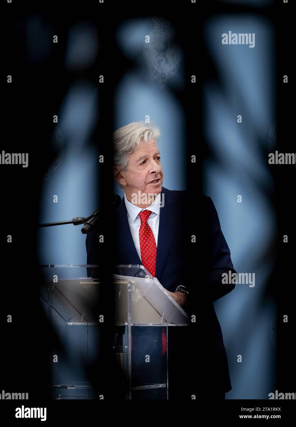 THE HAGUE - Scout Ronald Plasterk during an explanation of his work ...