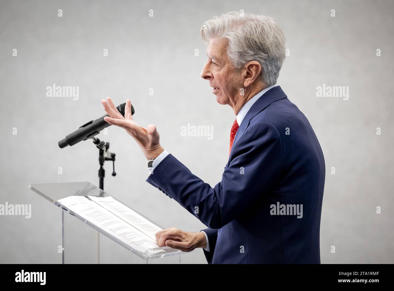THE HAGUE - Scout Ronald Plasterk during an explanation of his work ...