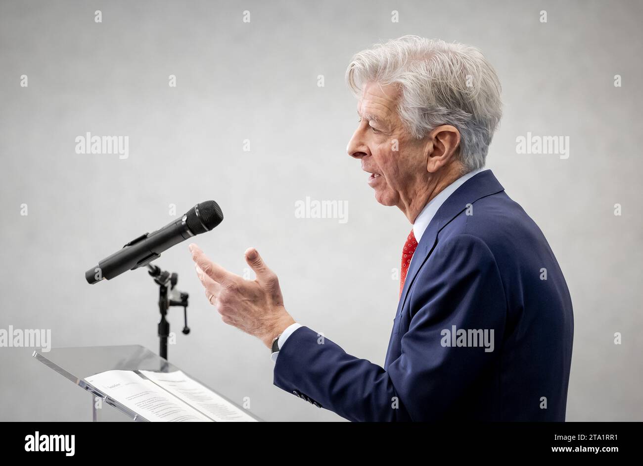 THE HAGUE - Scout Ronald Plasterk during an explanation of his work ...