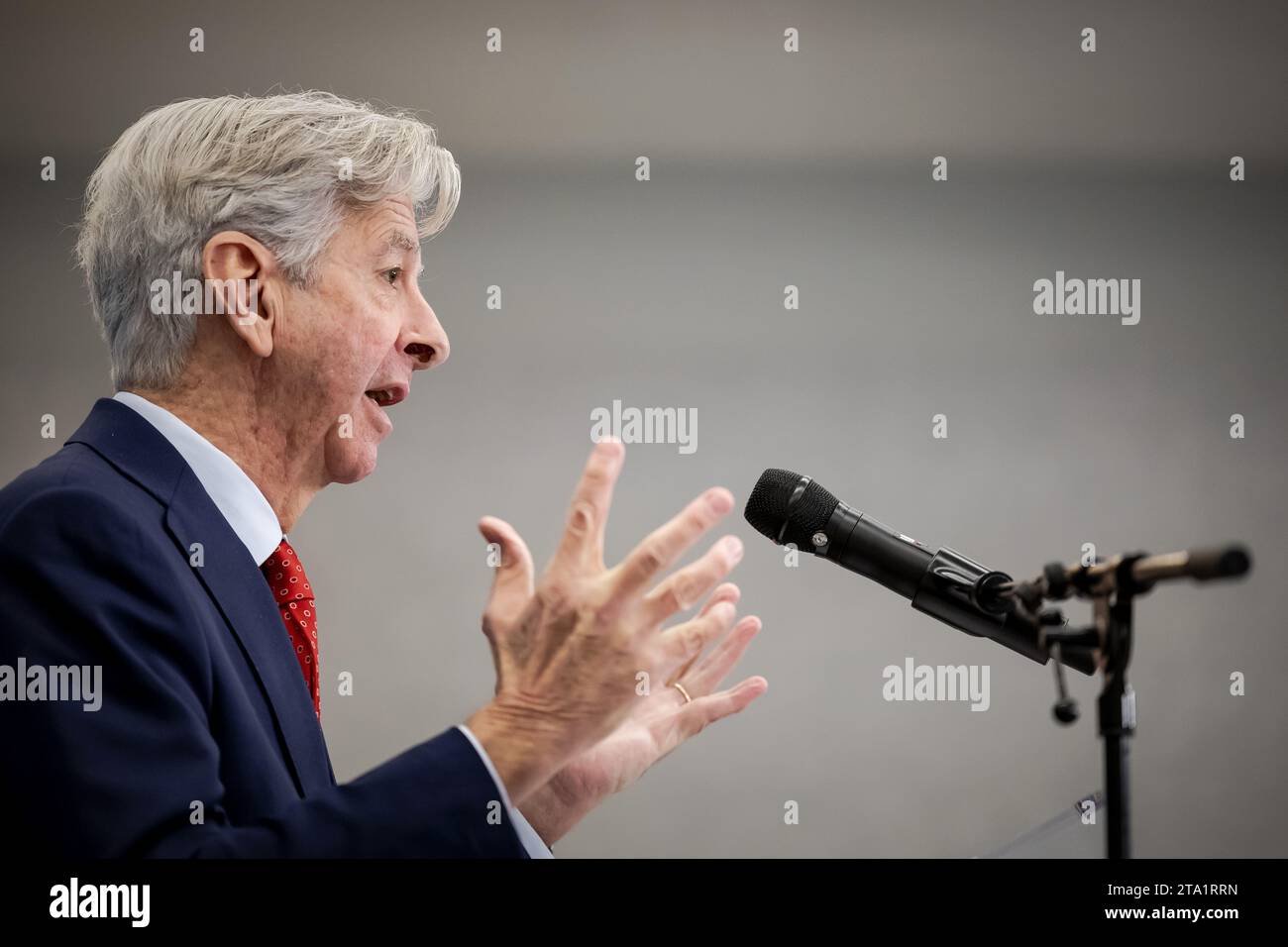 THE HAGUE - Scout Ronald Plasterk during an explanation of his work ...