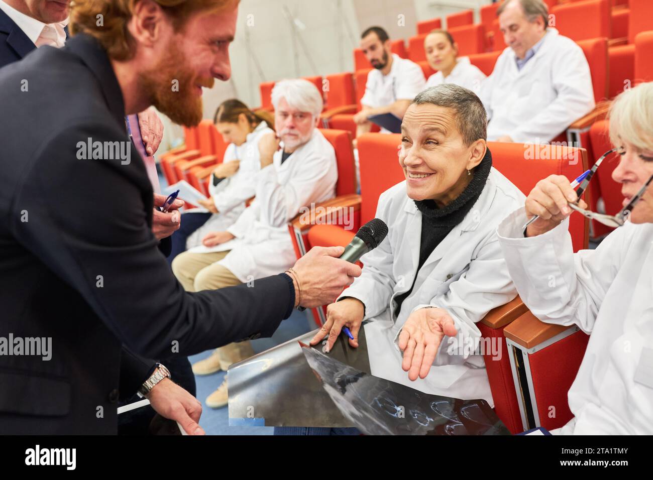 Doctor conference hi-res stock photography and images - Alamy