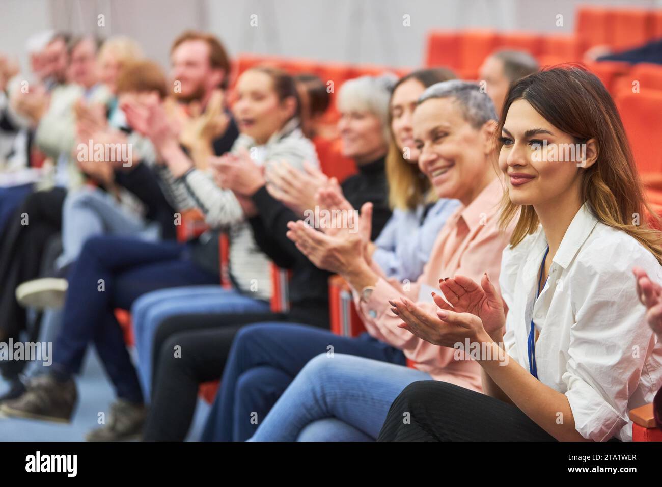 Audience clapping hi-res stock photography and images - Alamy