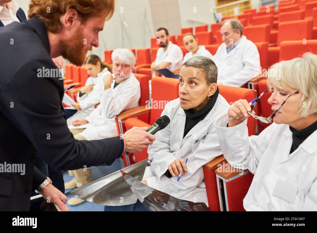 Audience asking question forum hi-res stock photography and images - Alamy