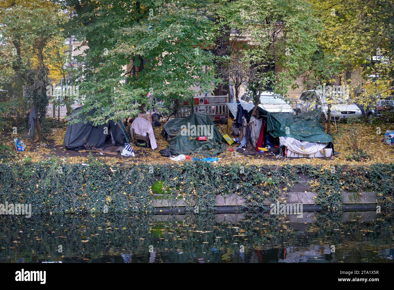 Obdachlose am Landwehrkanal, Obdachlosigkeit, Armut, Wildcampen, Kreuzberg, Berlin *** Homeless ...