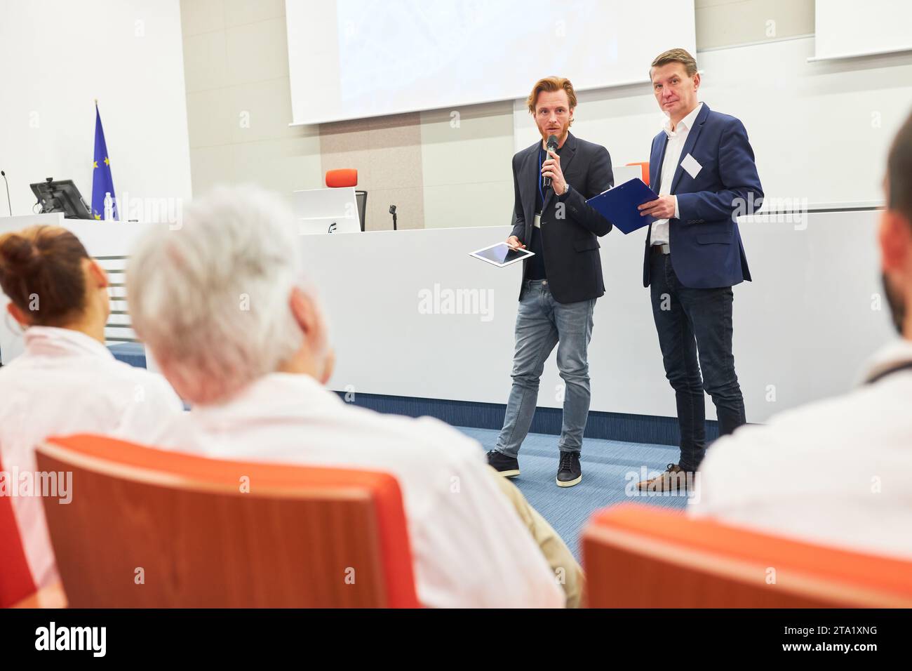 Doctor conference hi-res stock photography and images - Alamy