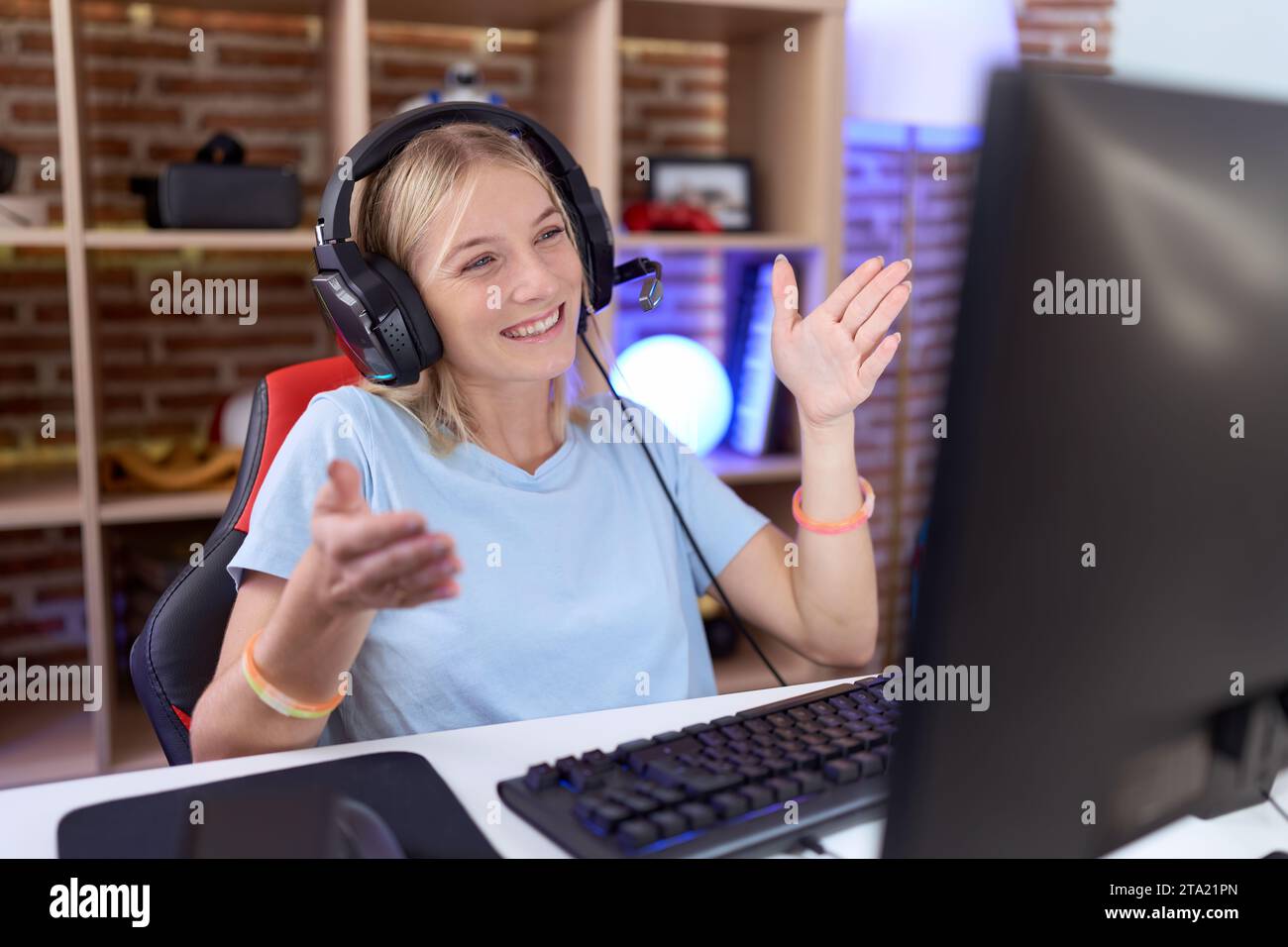 Hug gaming hi-res stock photography and images - Alamy