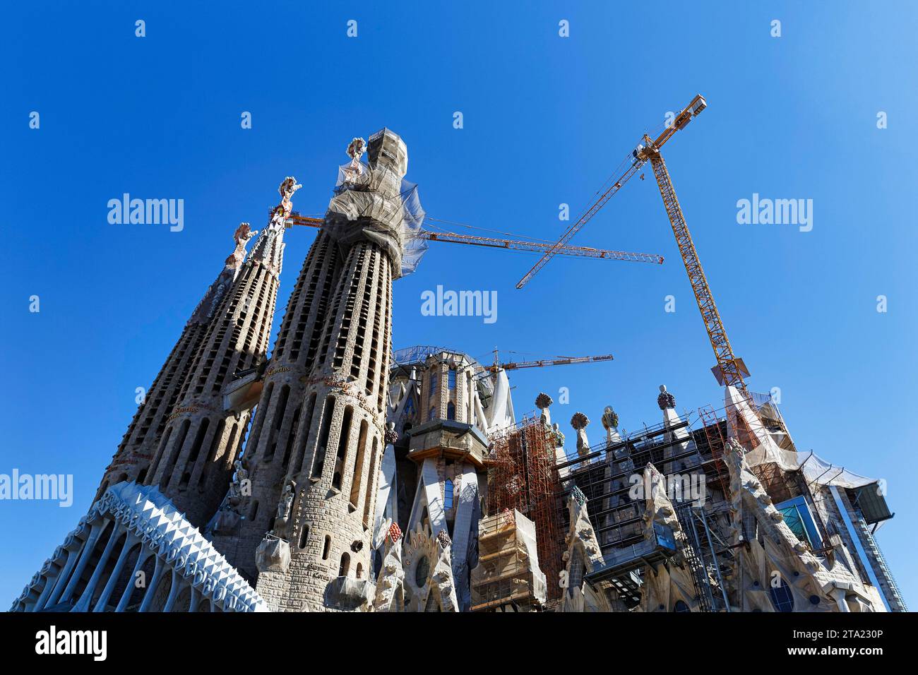 Sagrada Familia, construction cranes, major construction site in August ...