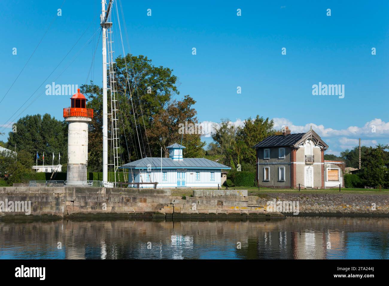 Phare jetee est hi-res stock photography and images - Alamy
