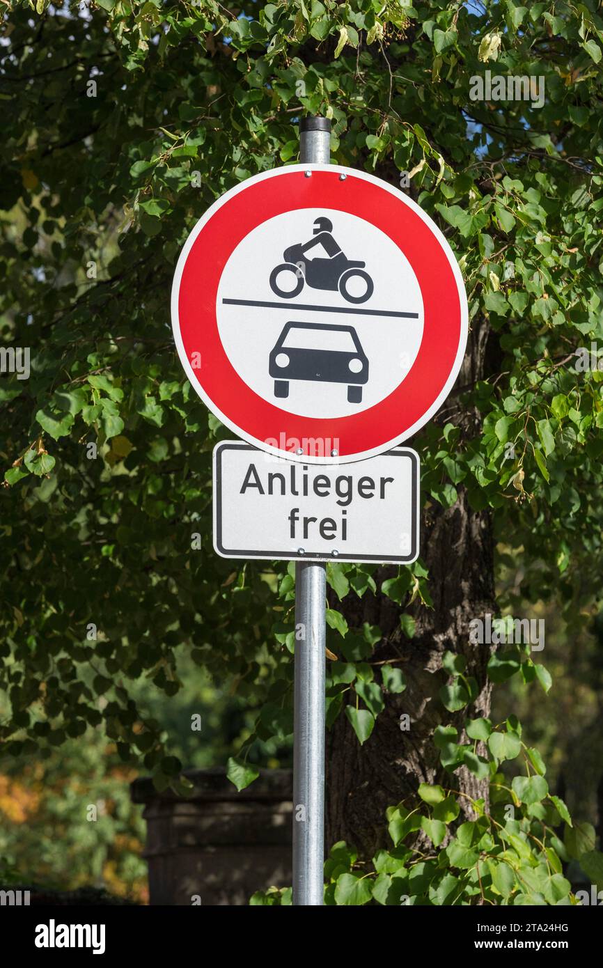 Traffic sign Anlieger frei, access prohibited for unauthorised vehicles ...