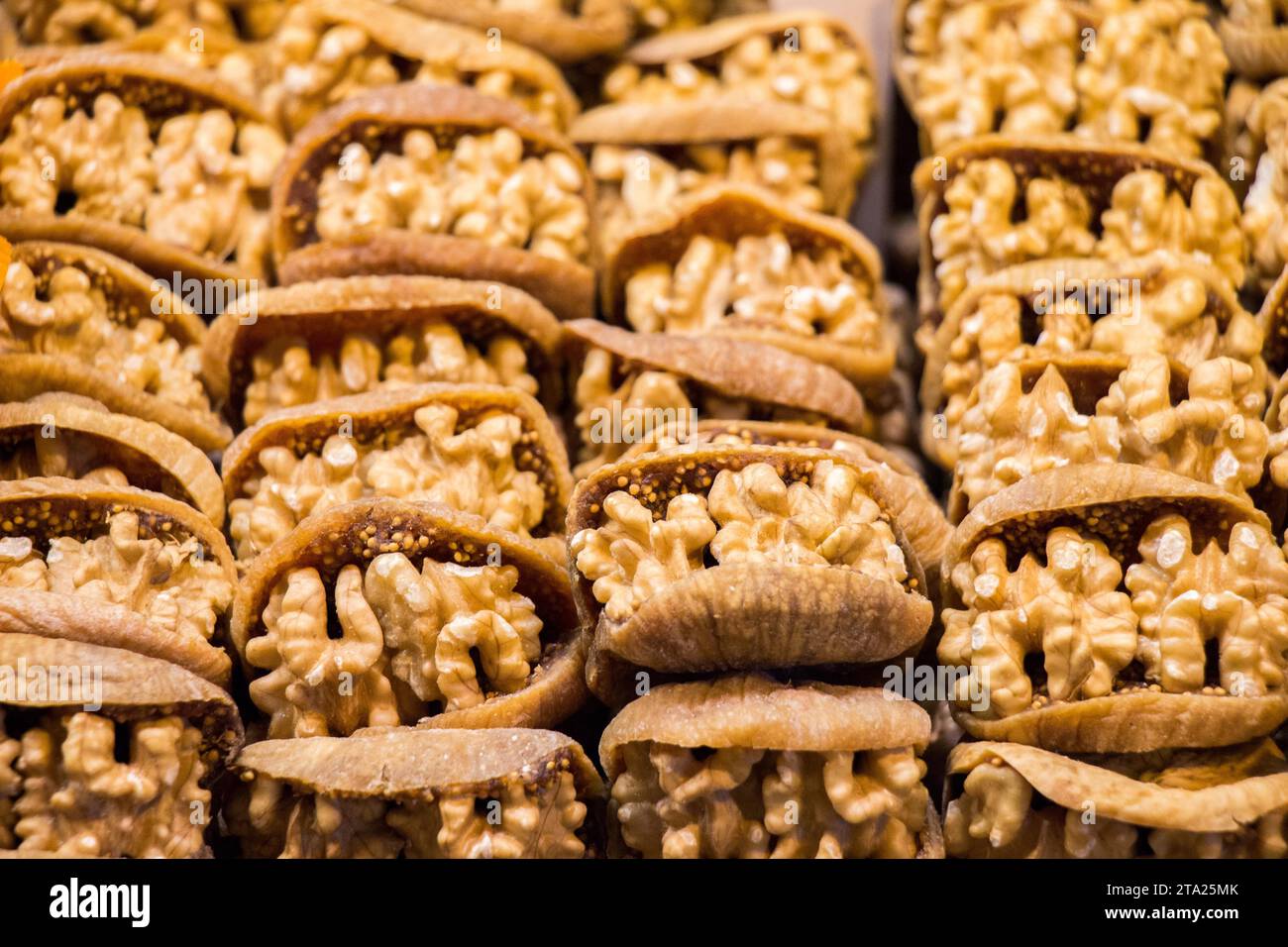 Pile whole common walnuts hi-res stock photography and images - Alamy