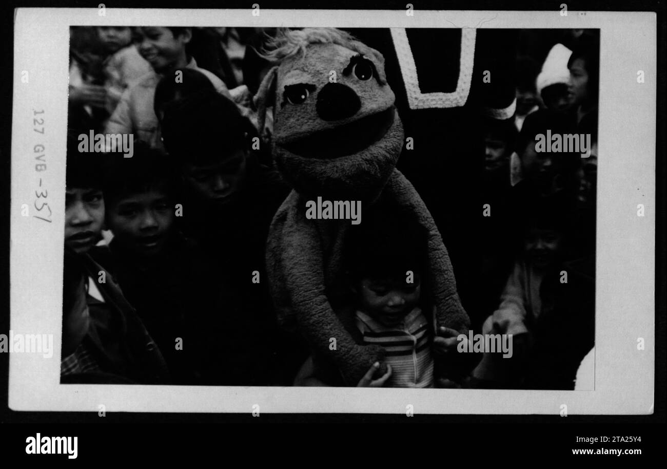 Vietnamese refugees us soldiers hi-res stock photography and images - Alamy