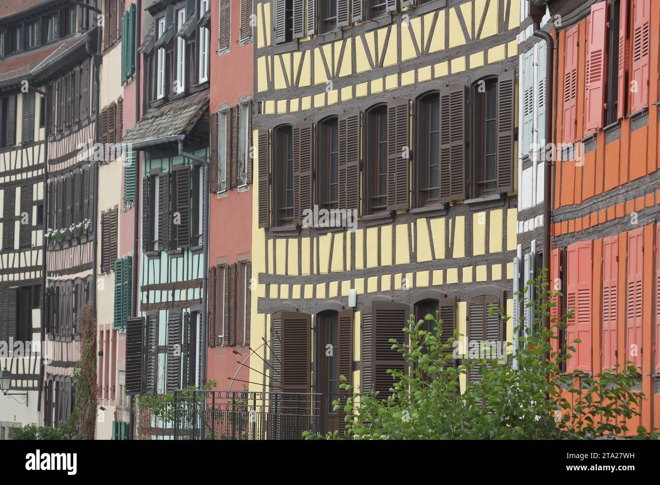 Row house facade hi-res stock photography and images - Alamy
