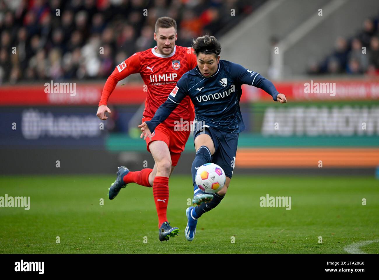 Takuma Asano VfL Bochum BOC (11) v Patrick Mainka 1. FC Heidenheim 1846 ...