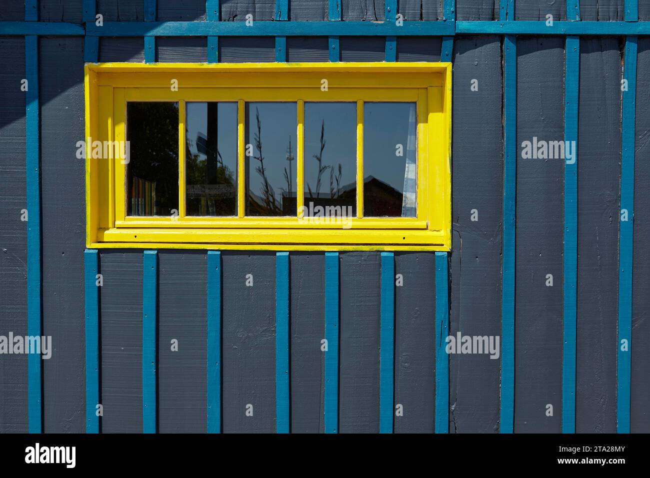 Yellow window frames hi-res stock photography and images - Alamy