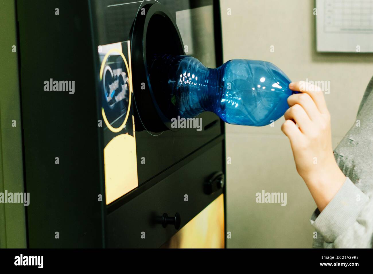 Bottles reverse vending machine hi-res stock photography and images - Alamy
