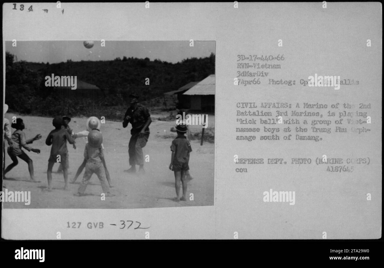 Vietnam war 1966 vietnamese civilians hi-res stock photography and ...