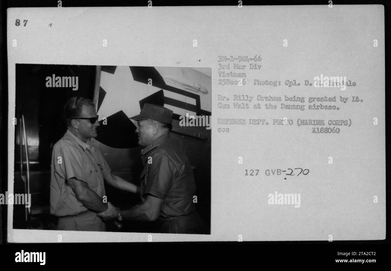 Billy graham 1966 hi-res stock photography and images - Alamy