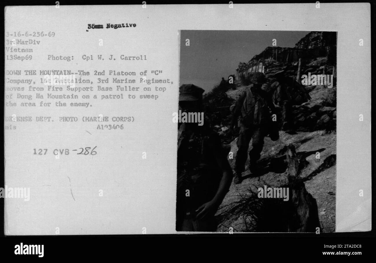 Soldiers from the 2nd Platoon, C Company, 1st Battalion, 3rd Marine ...