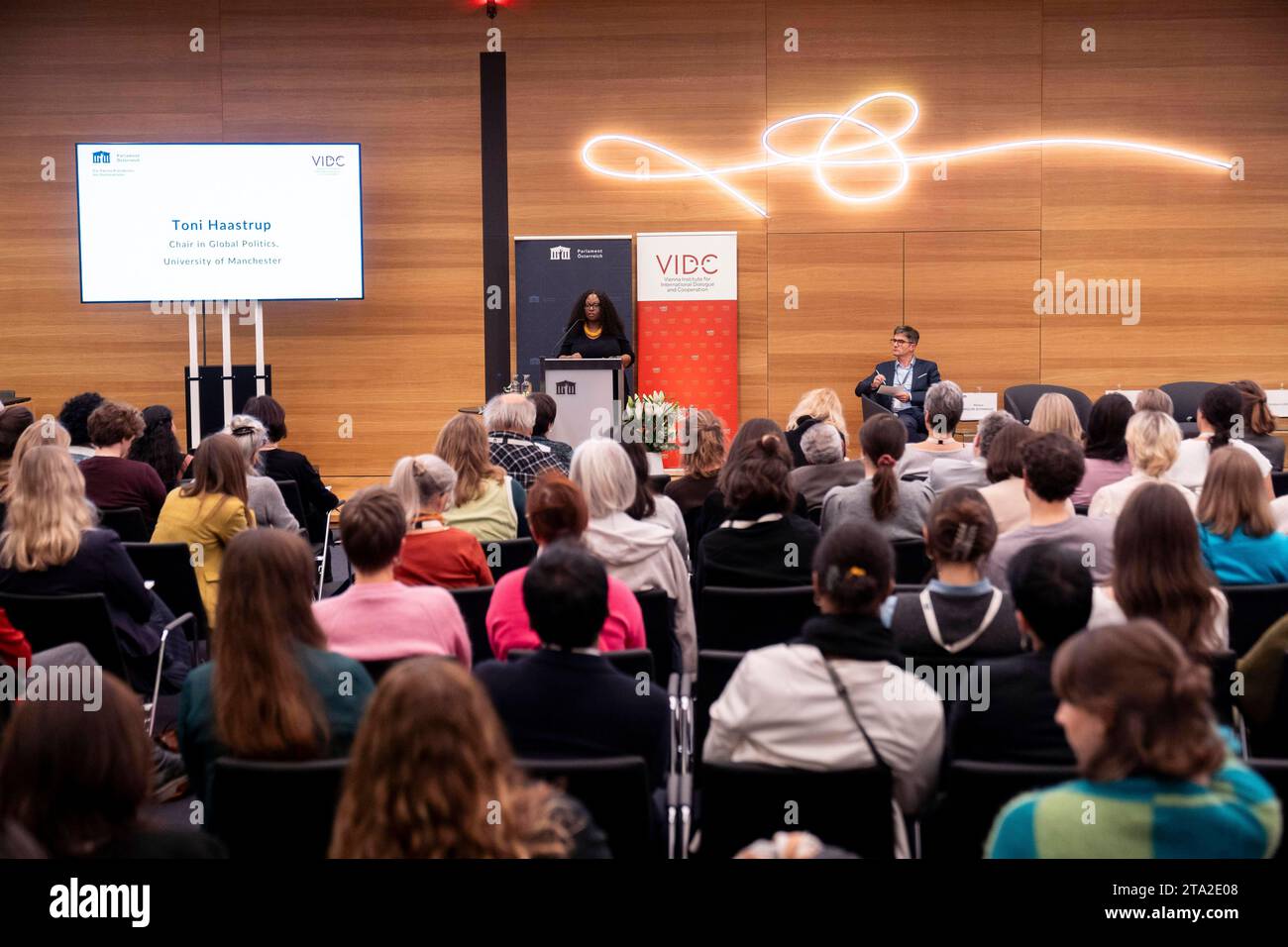 Wien, Österreich. 27. November 2023. Toni Haastrup von der University ...