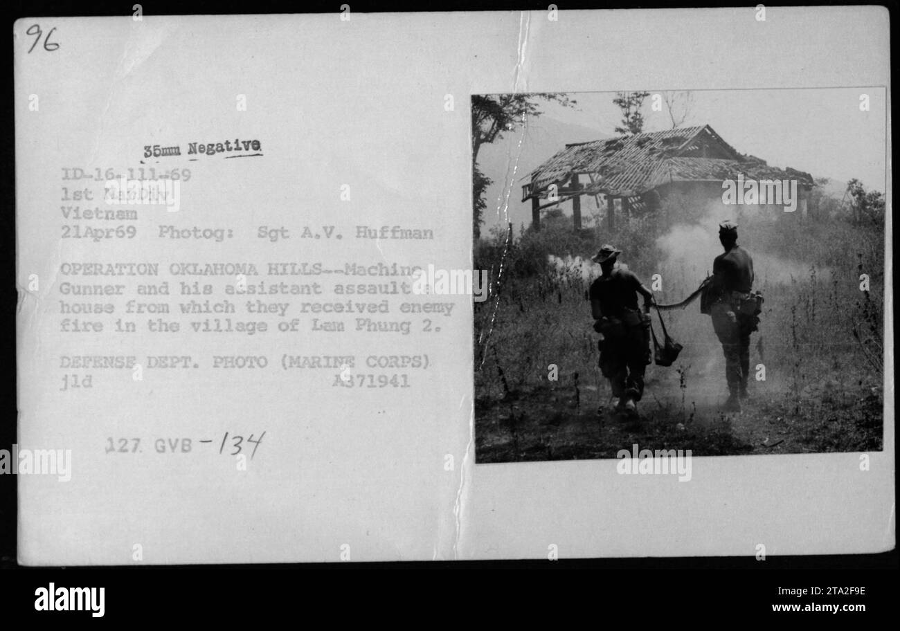 Marine Corps machine gunner and his assistant assaulting a house in the ...