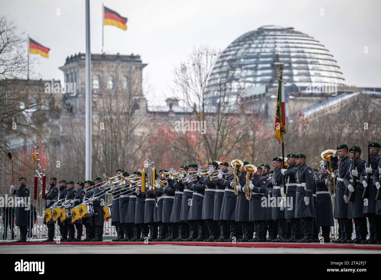 Berlin, Germany. 28th Nov, 2023. Soldiers of the guard battalion and military band stand at the ...