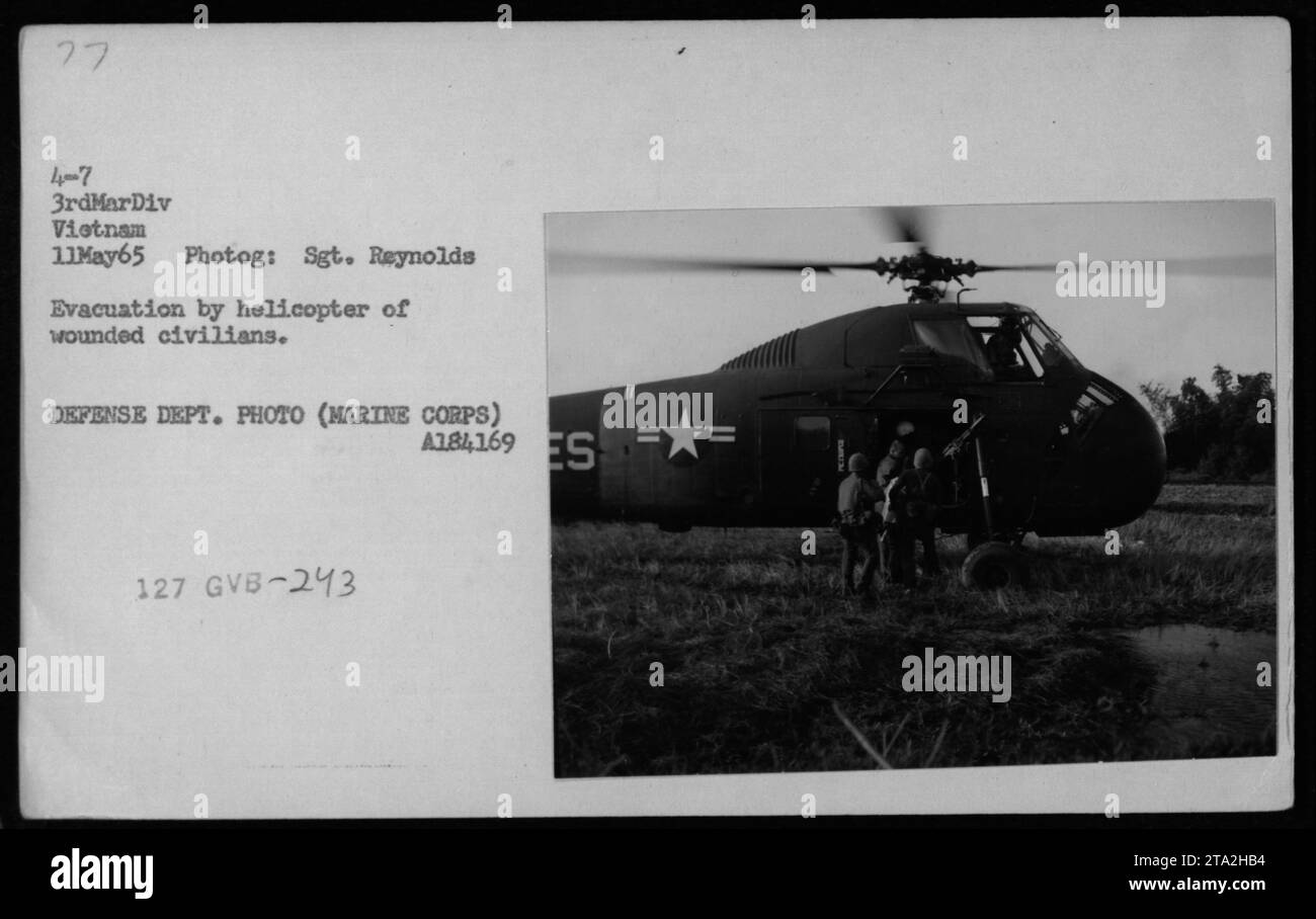 Wounded civilians evacuated helicopter hi-res stock photography and ...