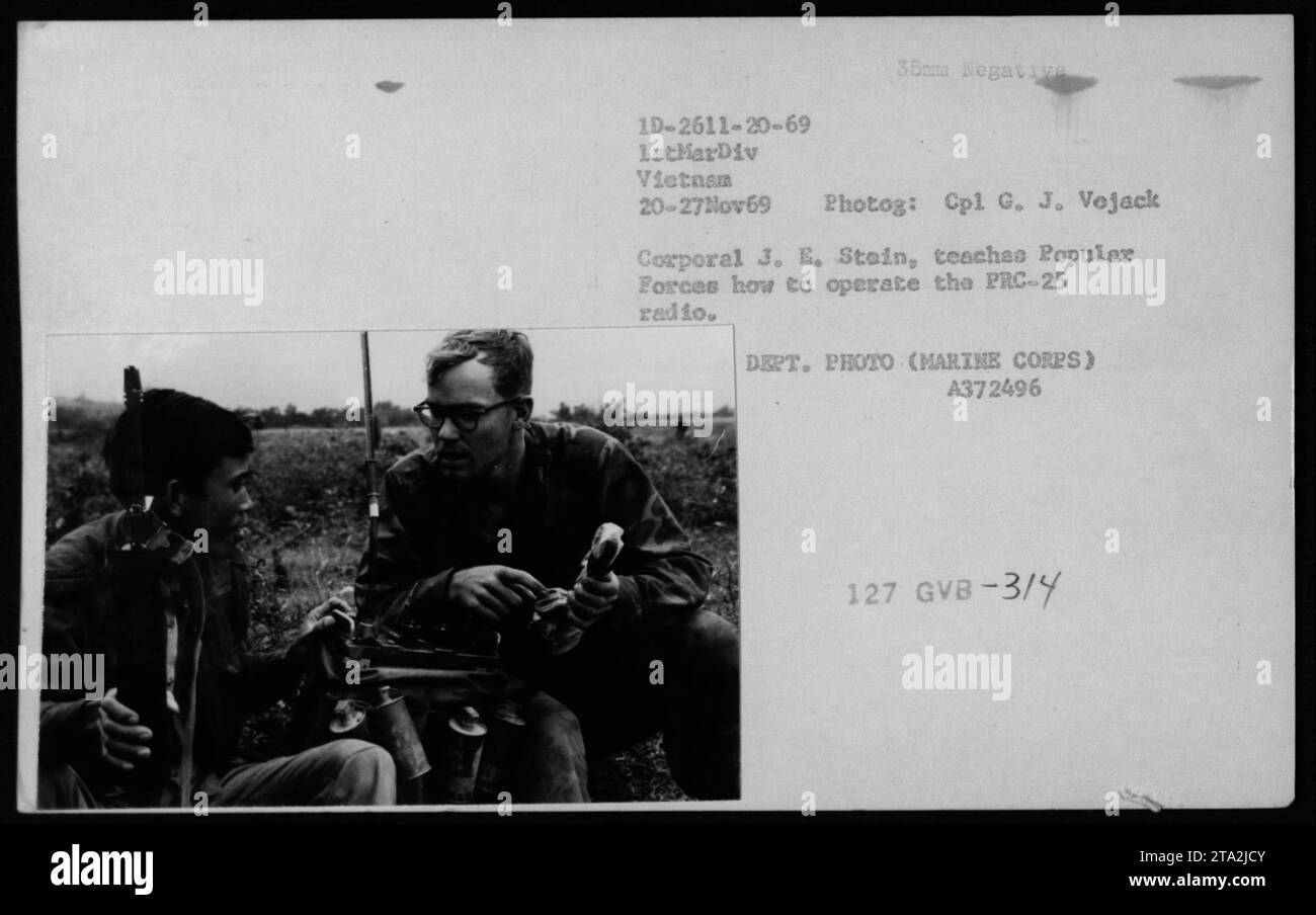 An prc 25 radio hi-res stock photography and images - Alamy