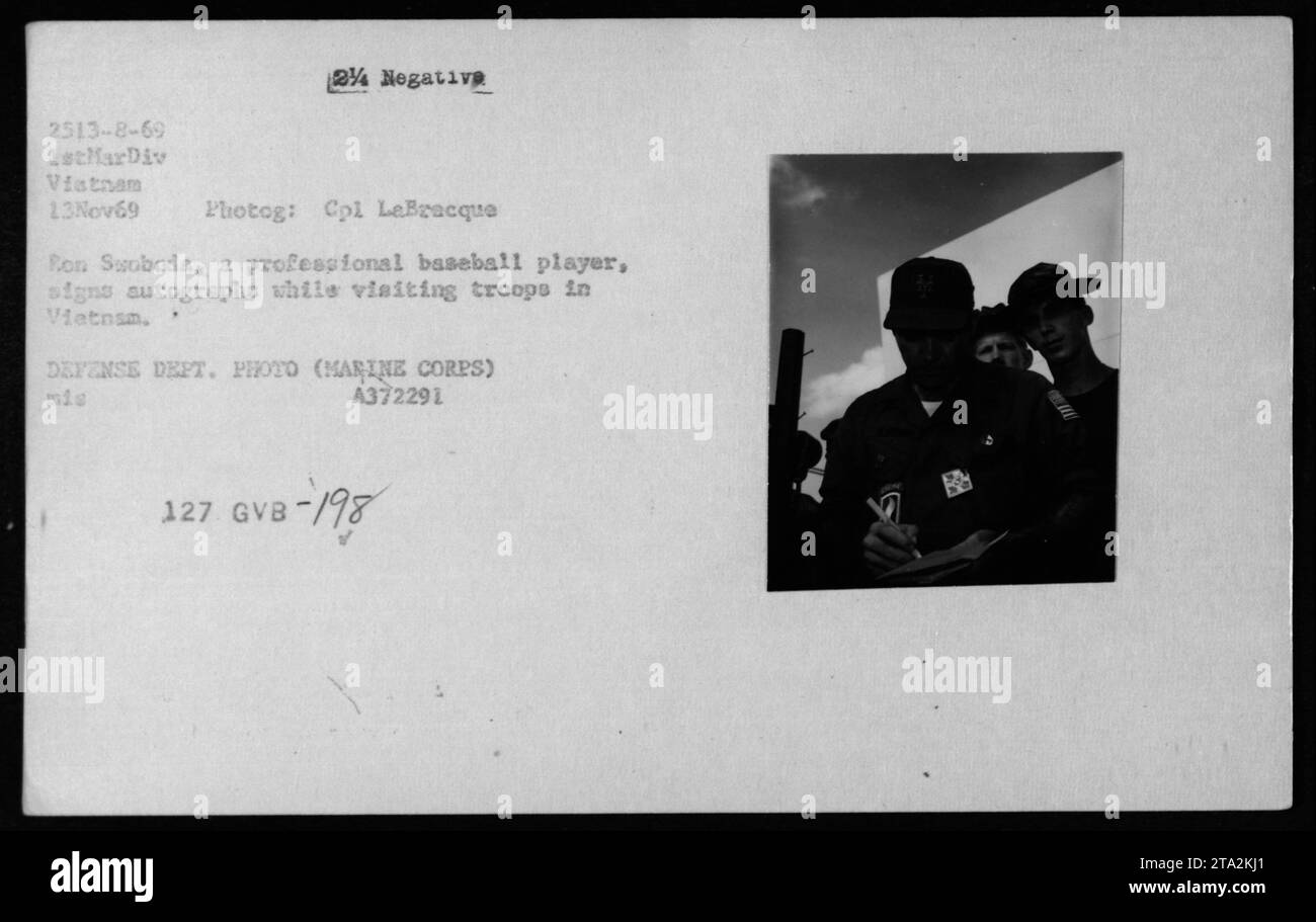 War zone entertainers hi-res stock photography and images - Alamy