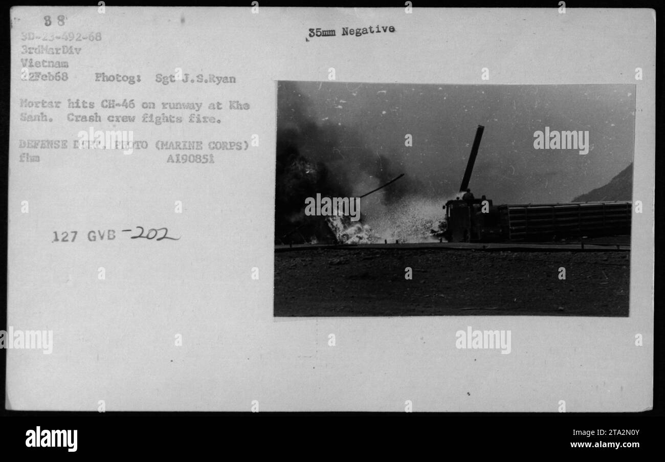 Helicopter firefighting Black and White Stock Photos & Images - Alamy