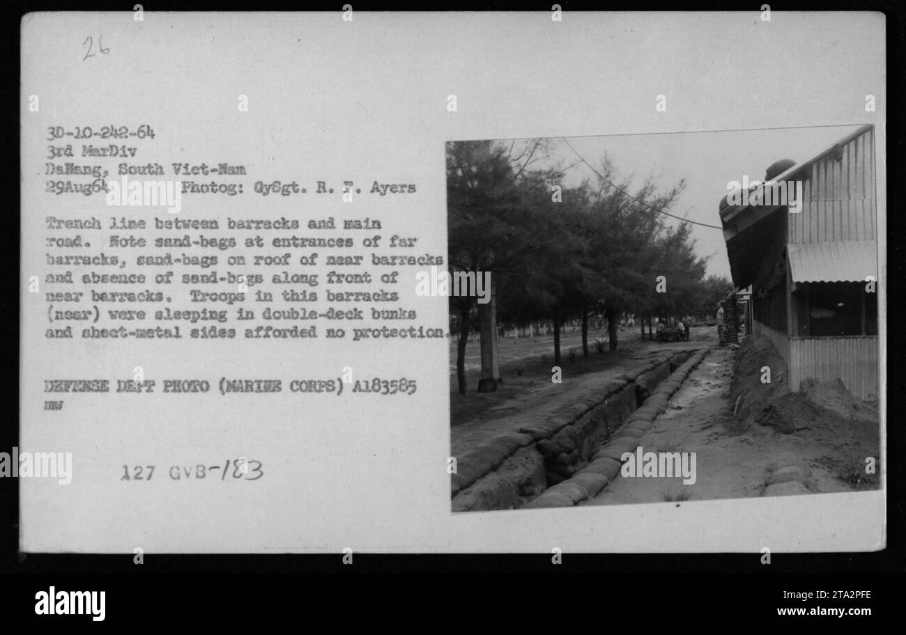 Double deck bunks hi-res stock photography and images - Alamy