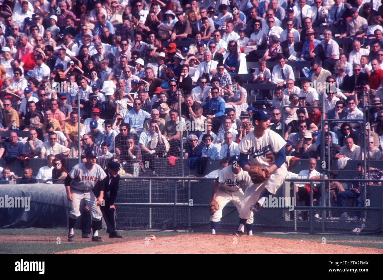 LOS ANGELES, CA - JUNE 4: Pitcher Larry Sherry #51 of the Los Angeles ...