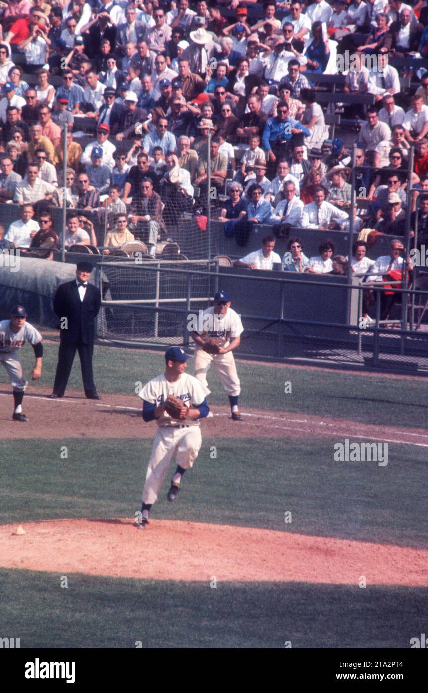 LOS ANGELES, CA - JUNE 4: Pitcher Larry Sherry #51 of the Los Angeles ...