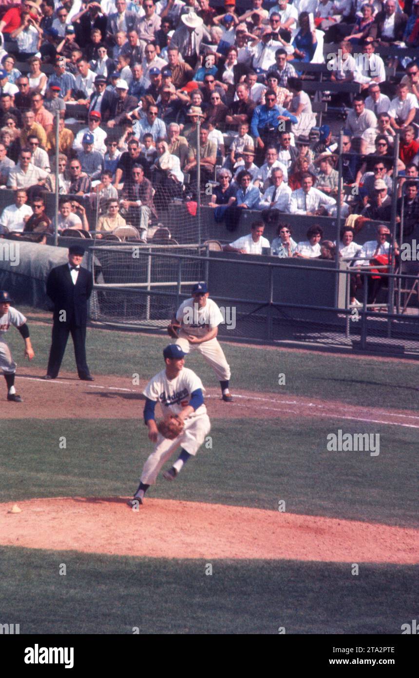 LOS ANGELES, CA - JUNE 4: Pitcher Larry Sherry #51 of the Los Angeles ...