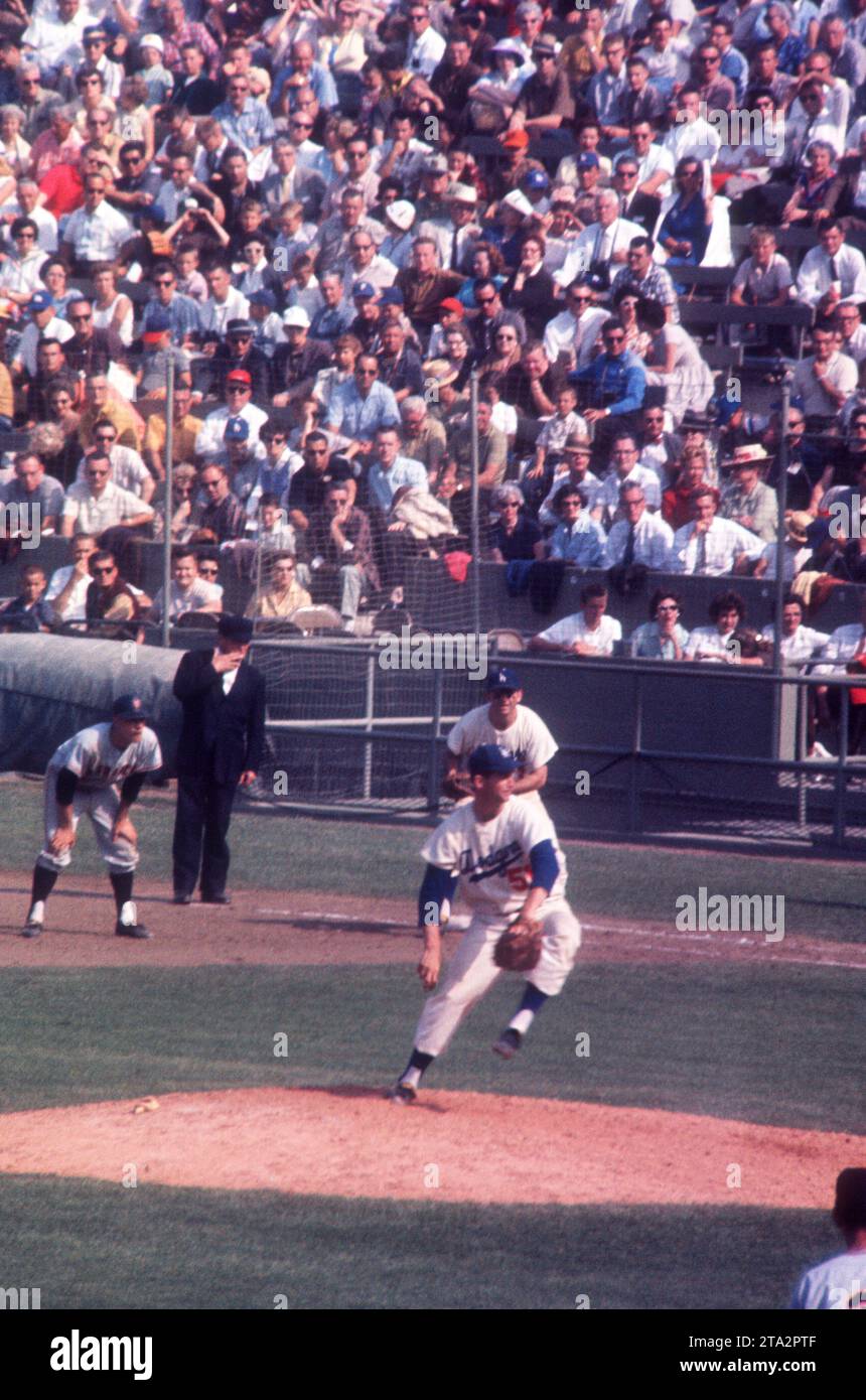 LOS ANGELES, CA - JUNE 4: Pitcher Larry Sherry #51 of the Los Angeles ...