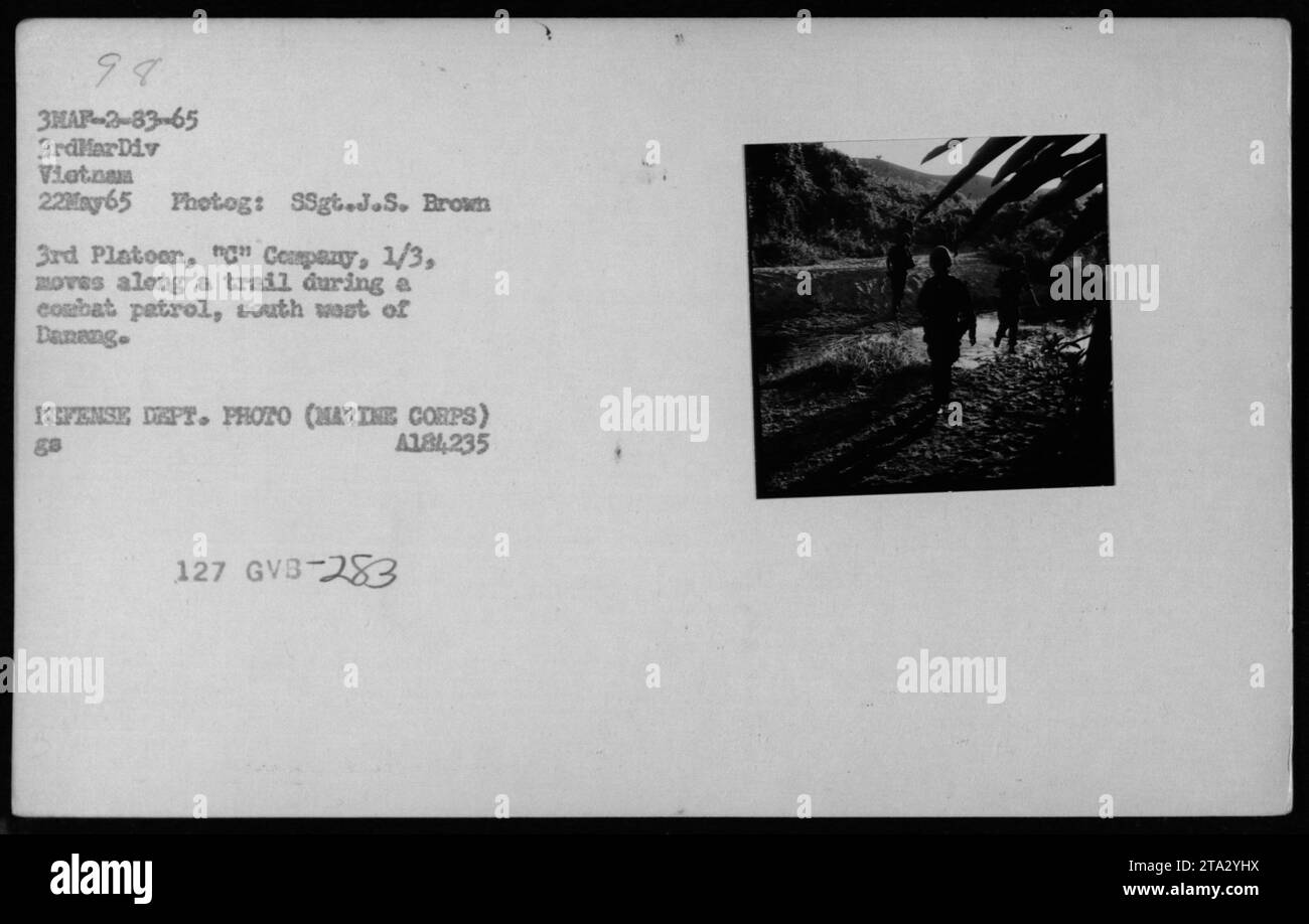 Soldiers from the 3rd Platoon, Alpha Company, 1/3 Marine Division ...