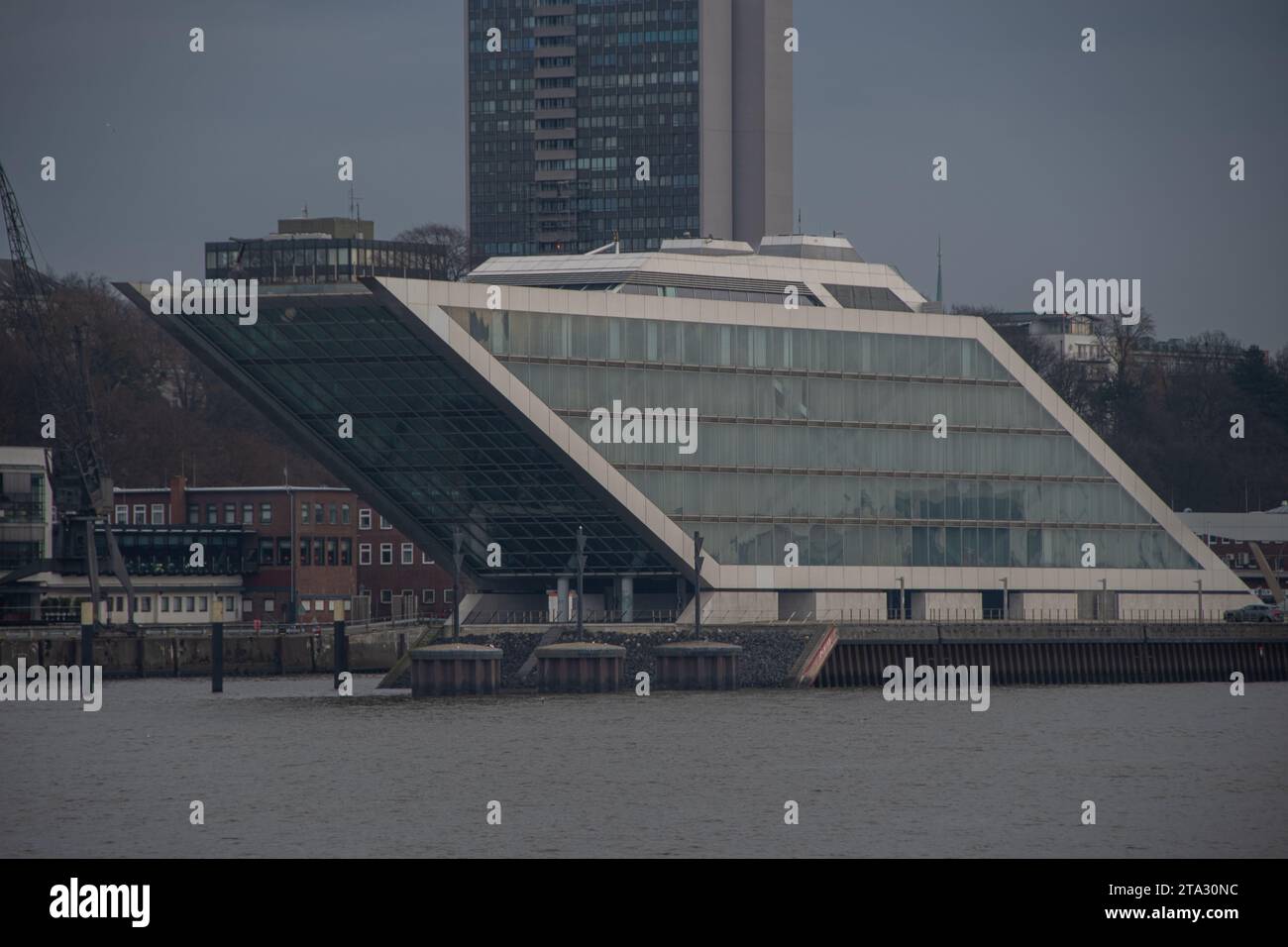 Dockland office building hi-res stock photography and images - Alamy