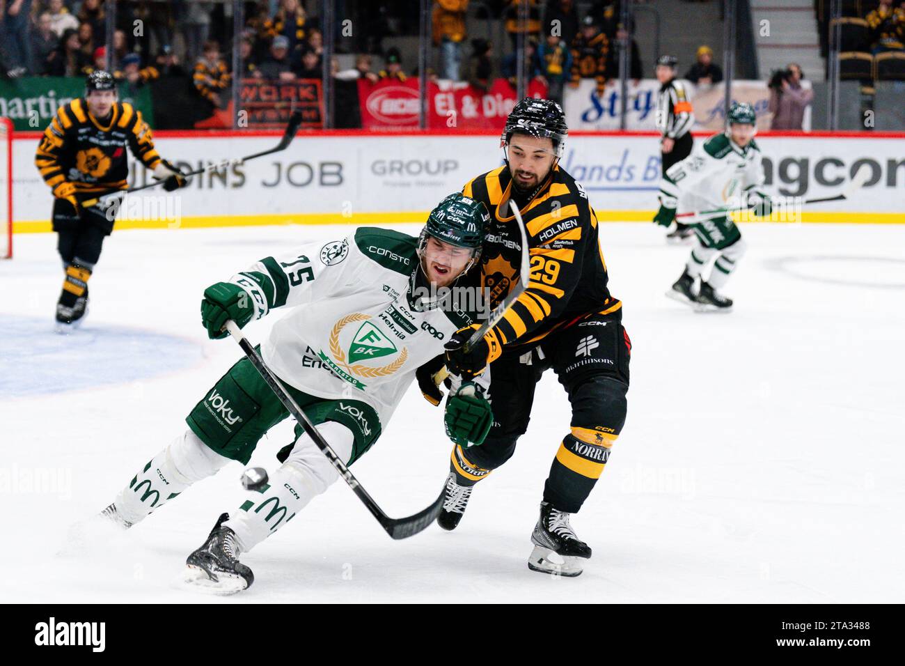 231128 Färjestads Jeremy Salvas Groleau och Skellefteås Dylan Sikura ...