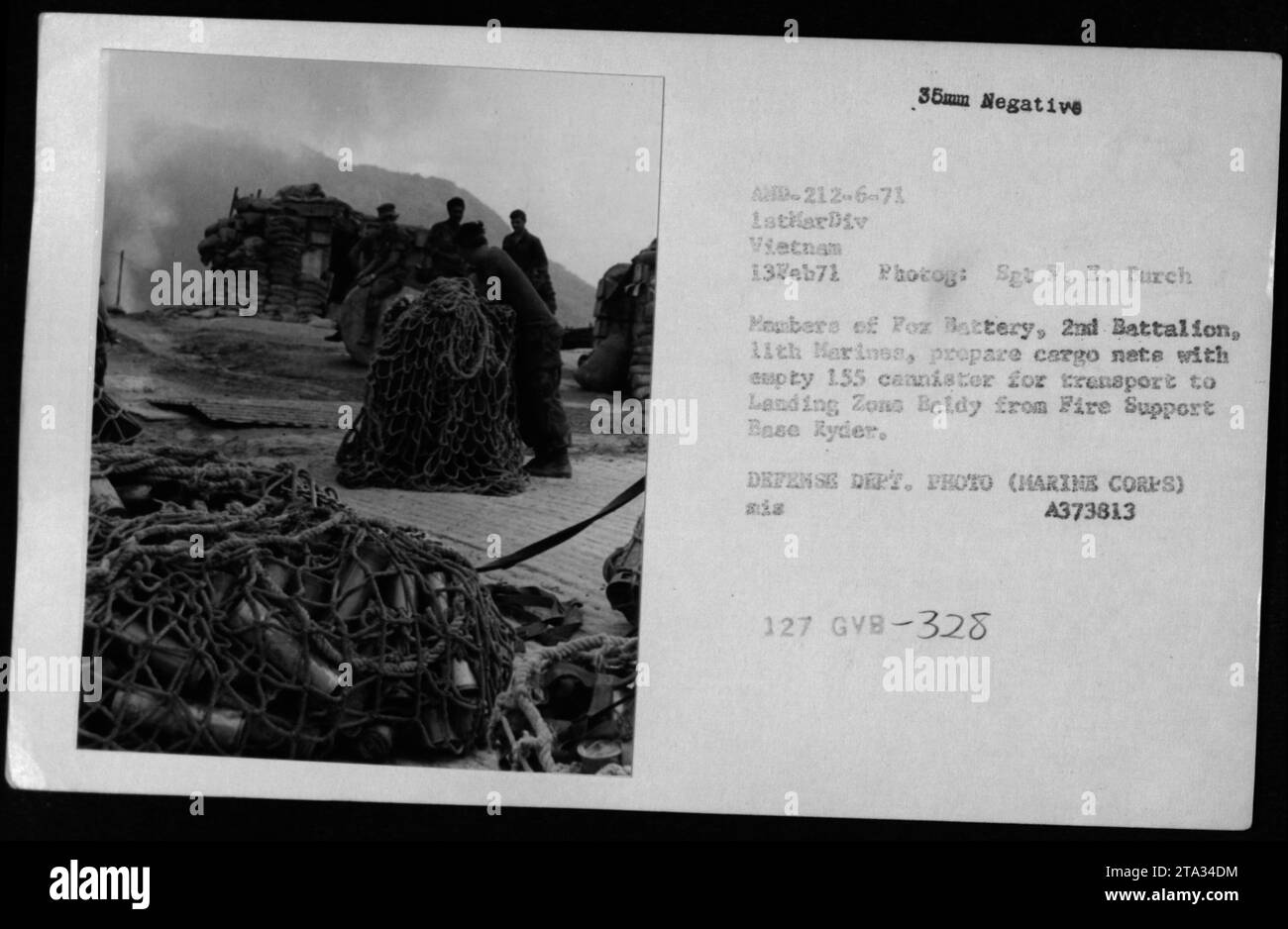 Marines from Foz Battery, 2nd Battalion, 11th Marines load empty 155mm ...