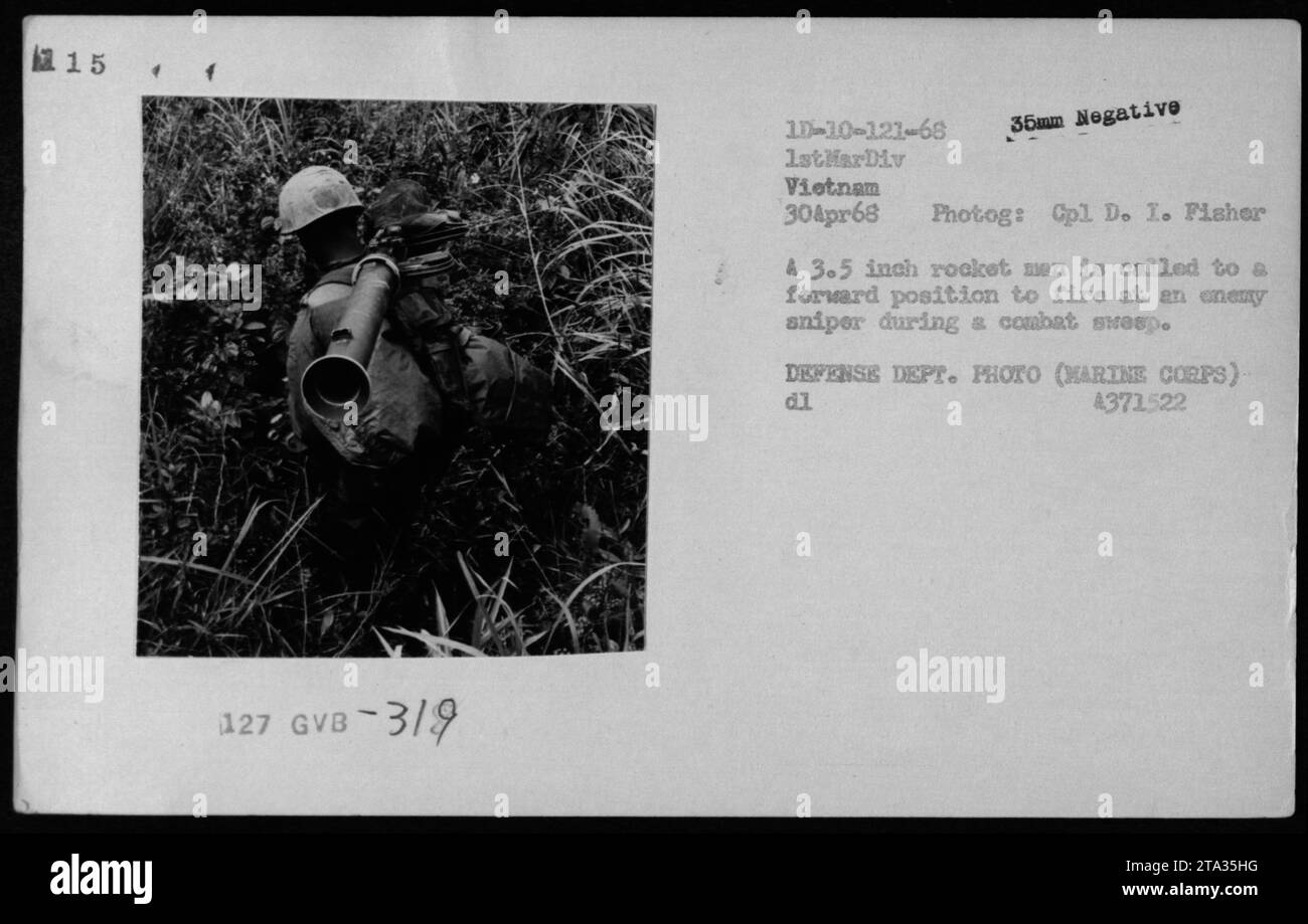 Marines from the 1st MarDiv in Vietnam move to a forward position on ...