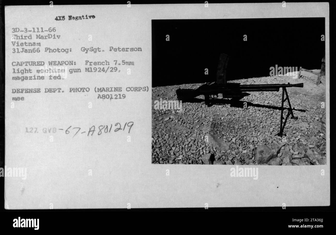 Marines discovering a captured French 7.5mm M1924/29 light machine gun ...