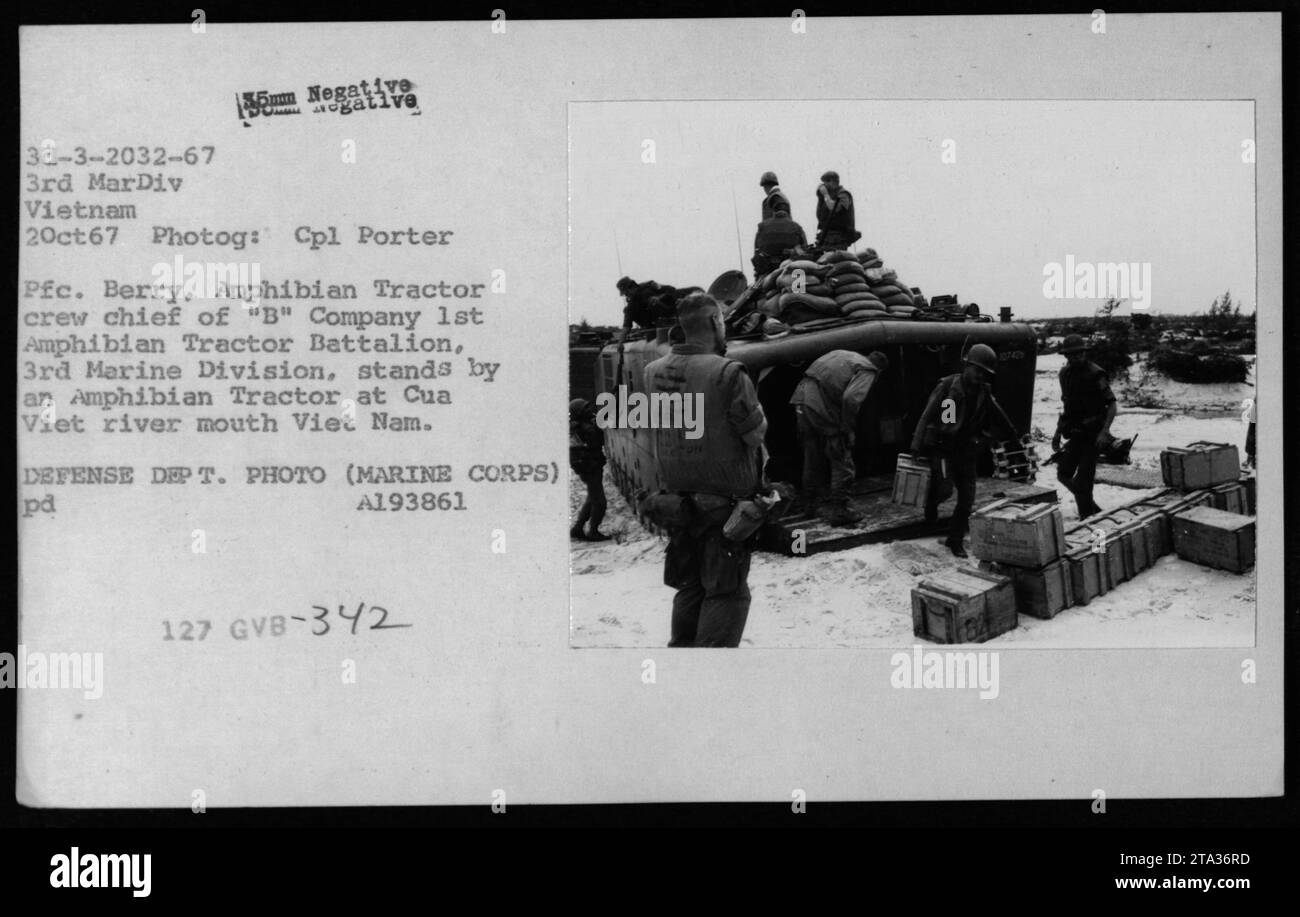1st amphibian tractor battalion hi-res stock photography and images - Alamy