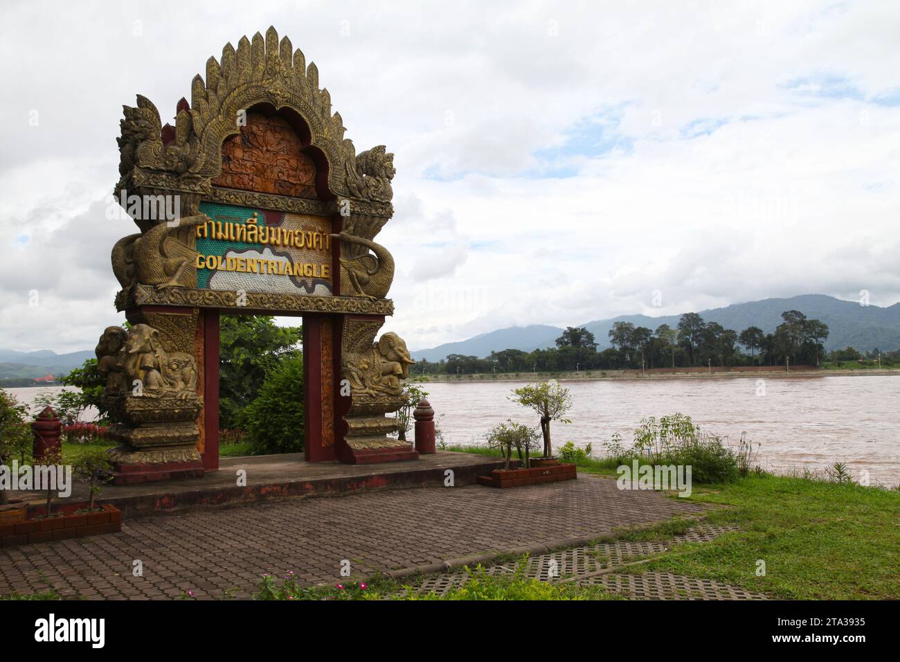Commemorative gate in Chiang Saen by the Mekong river few meters before ...