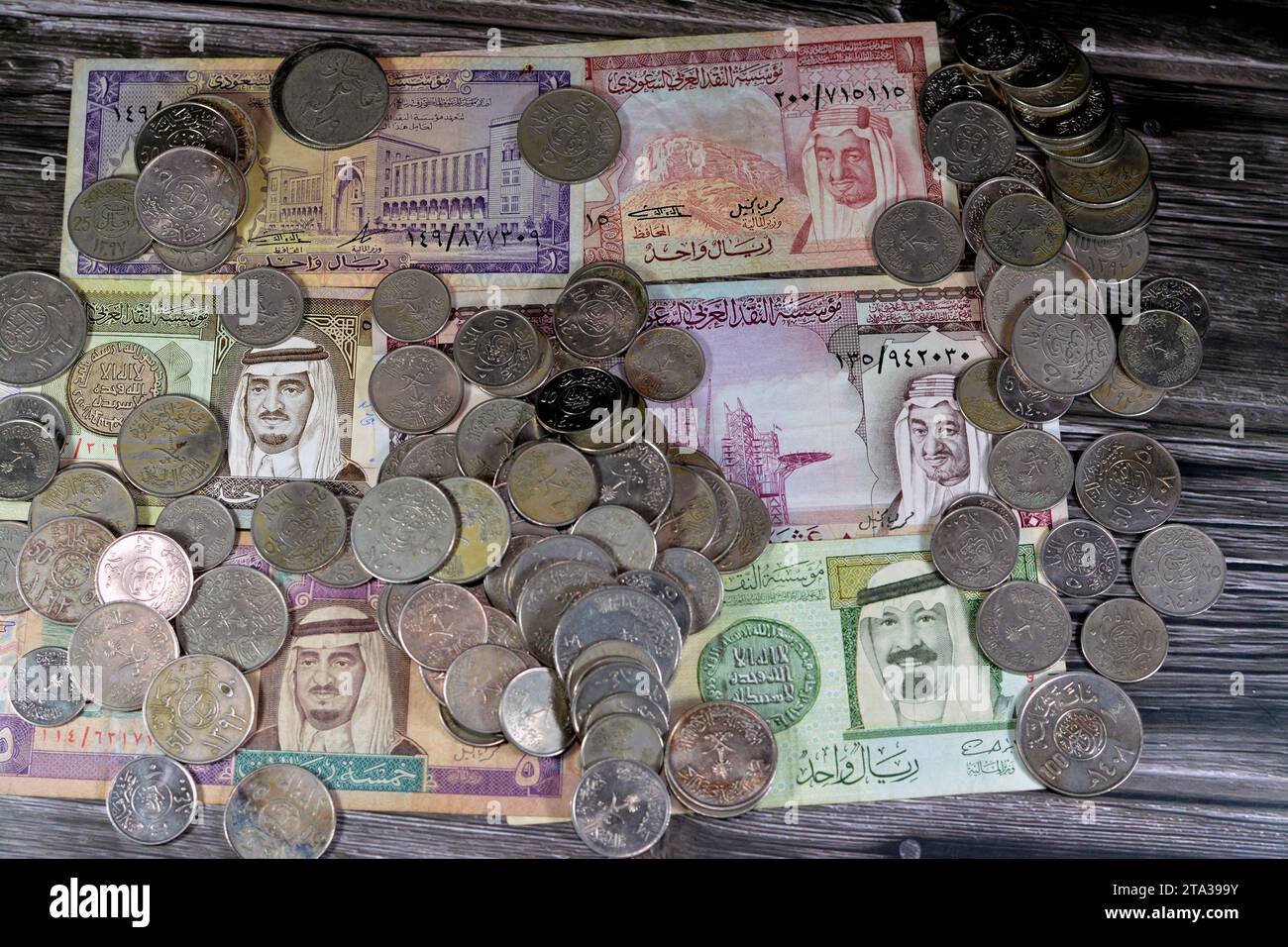 Saudi currency and coins and bills hi-res stock photography and images ...