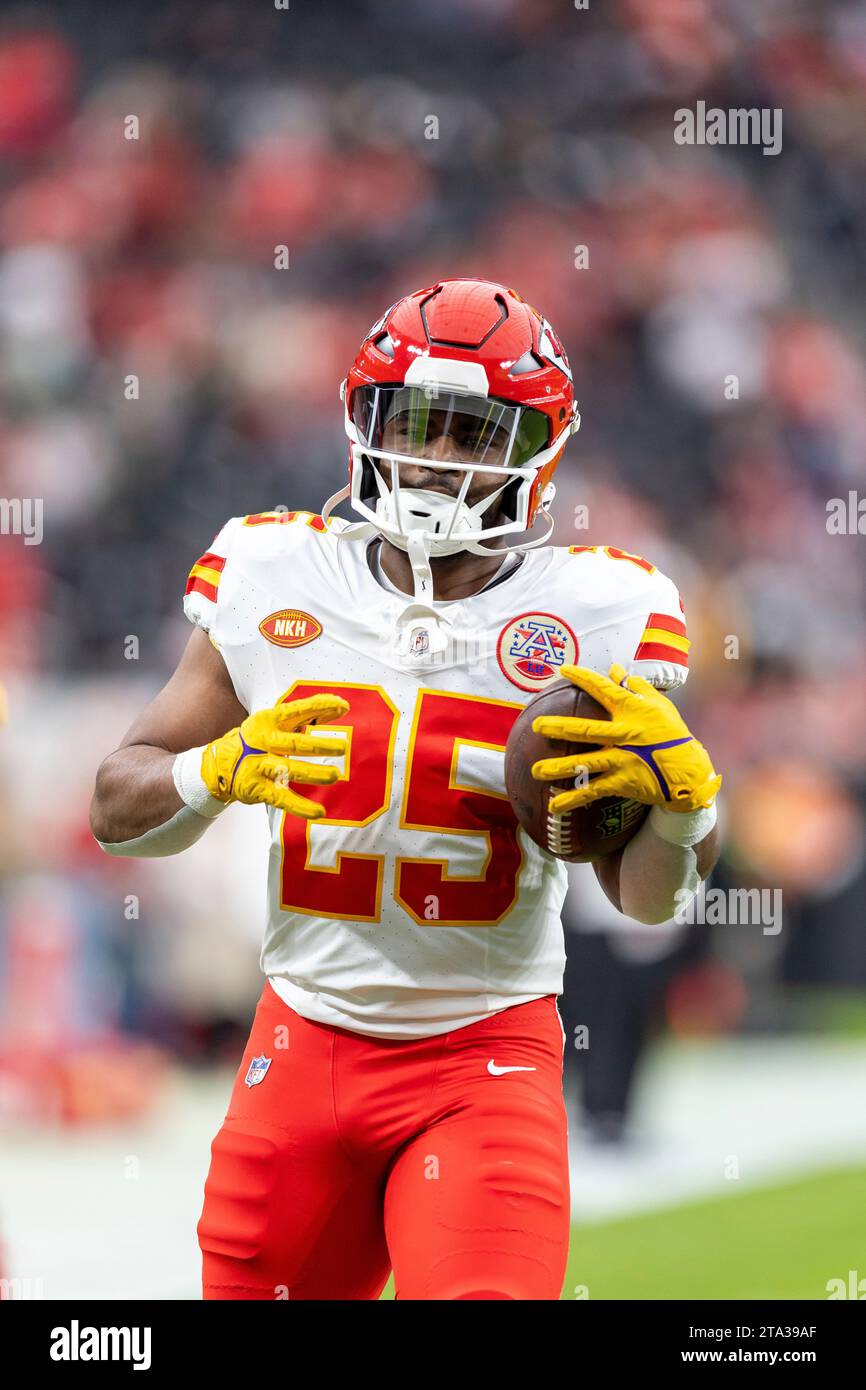 Kansas City Chiefs running back Clyde Edwards-Hilaire (25) warms up ...